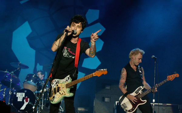 Green Day HD Wallpaper: Rock Icons in Action