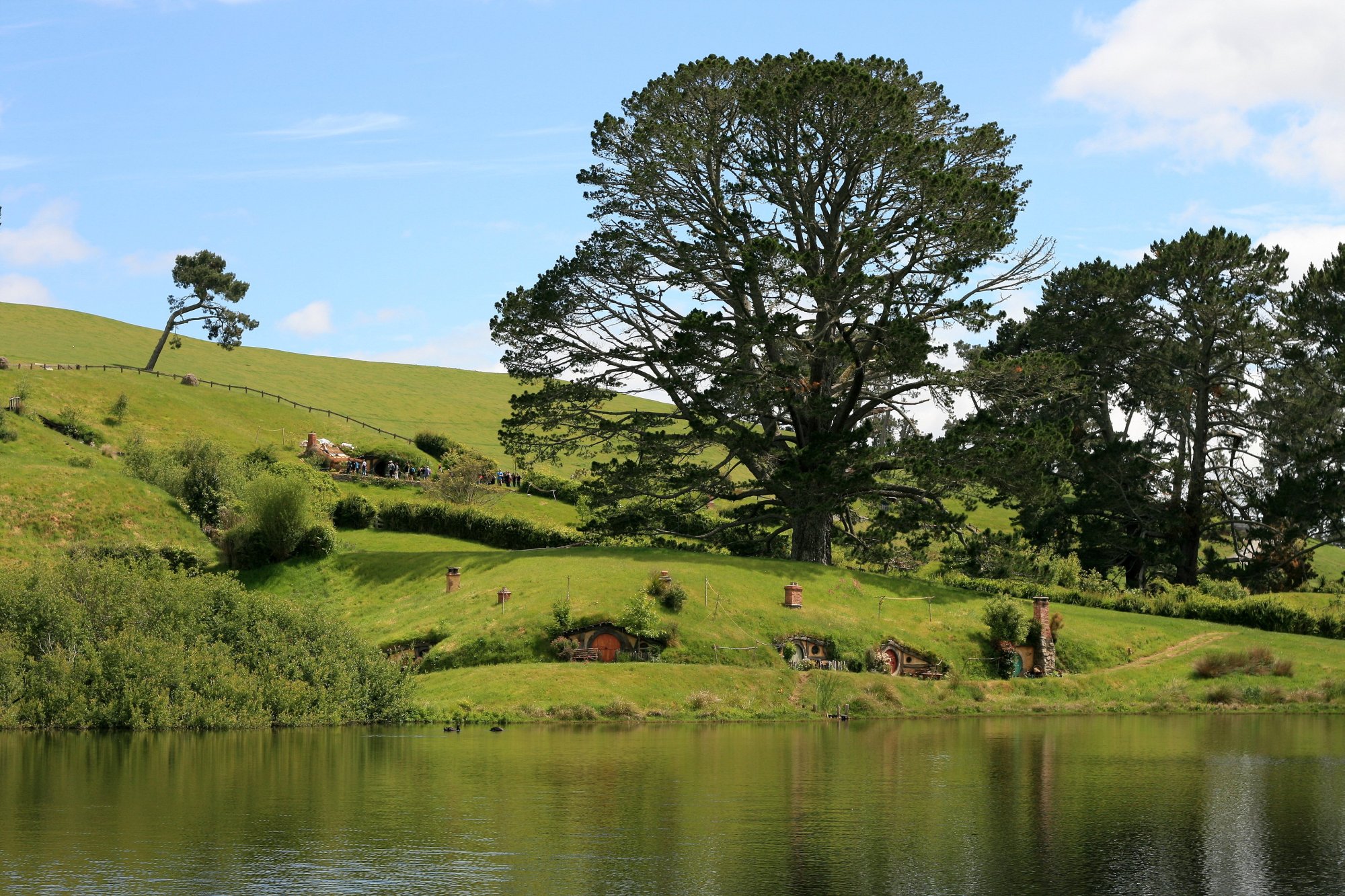 Hobbiton Serenity: Stunning Man-Made Comarca Landscape HD Wallpaper