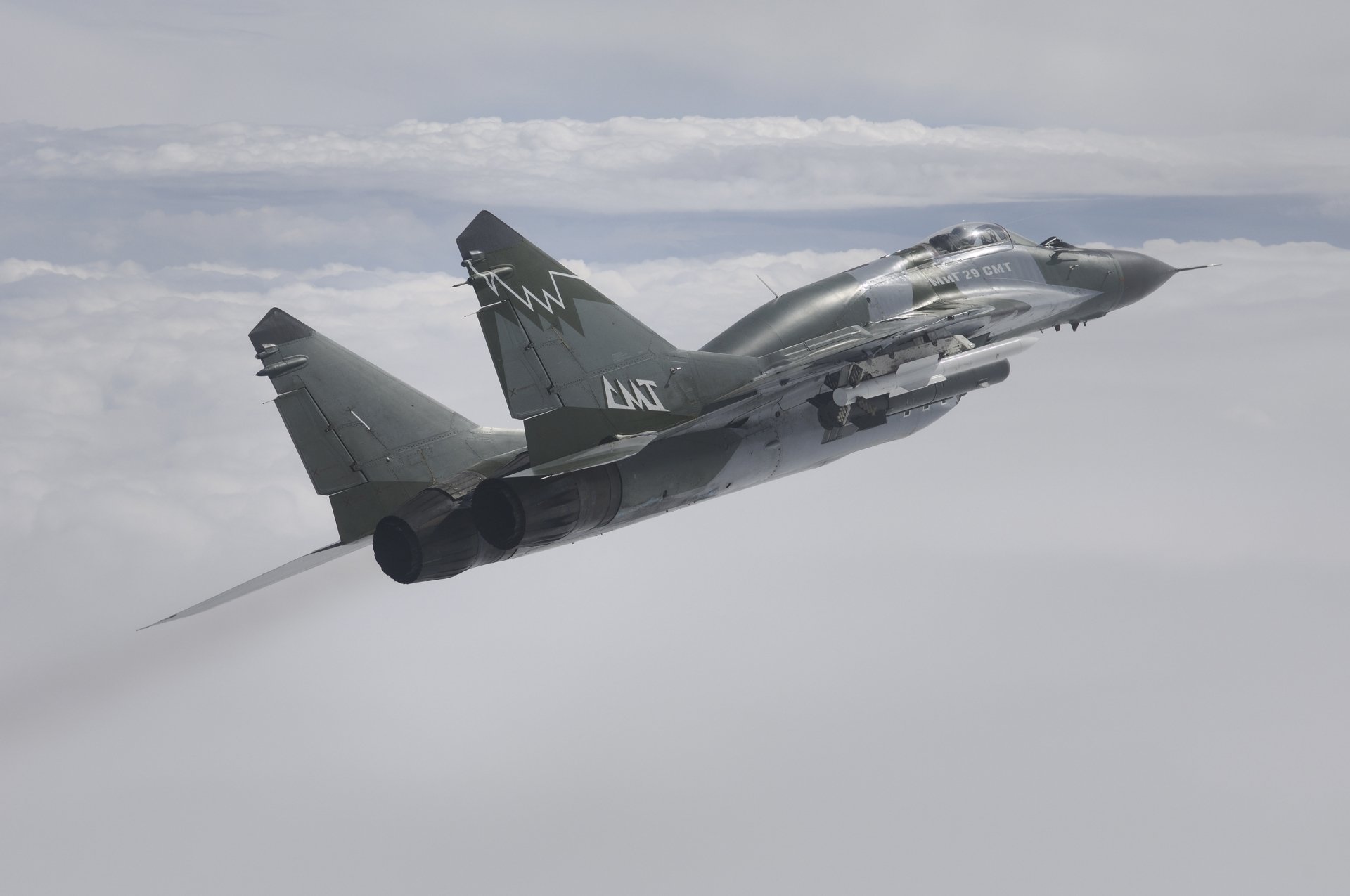 Mikoyan MiG-29 Warplane: HD Jet Fighter in Military Flight | 2667x1771 ...