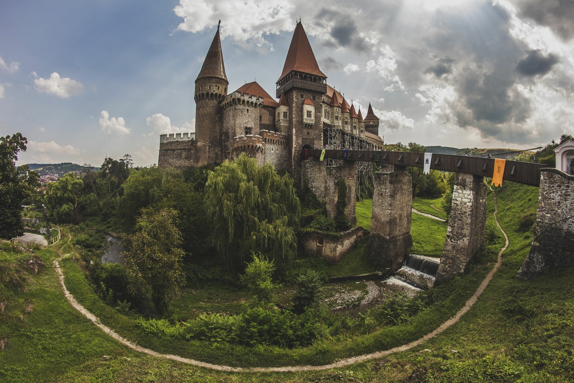 Majestic Hungarian Castle Bridge | 4K Ultra HD Wallpaper