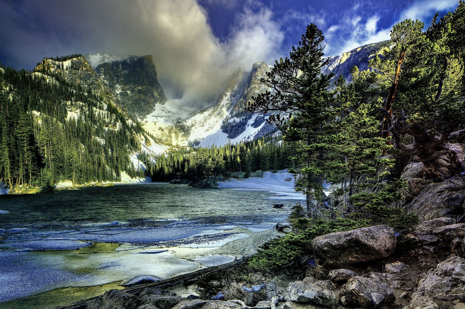 Winter Serenity: Snowy Mountains and Crystal Lake in Yosemite National ...