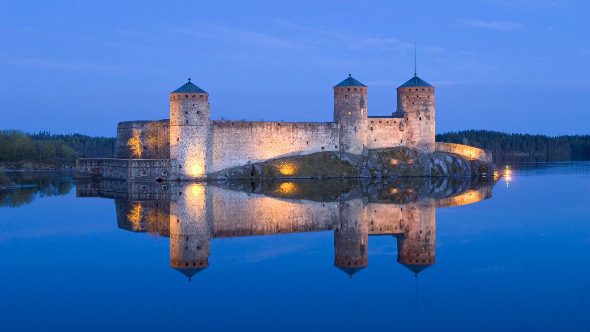 Olavinlinna Castle Reflection HD – Majestic Savonlinna Lakeside Fortress