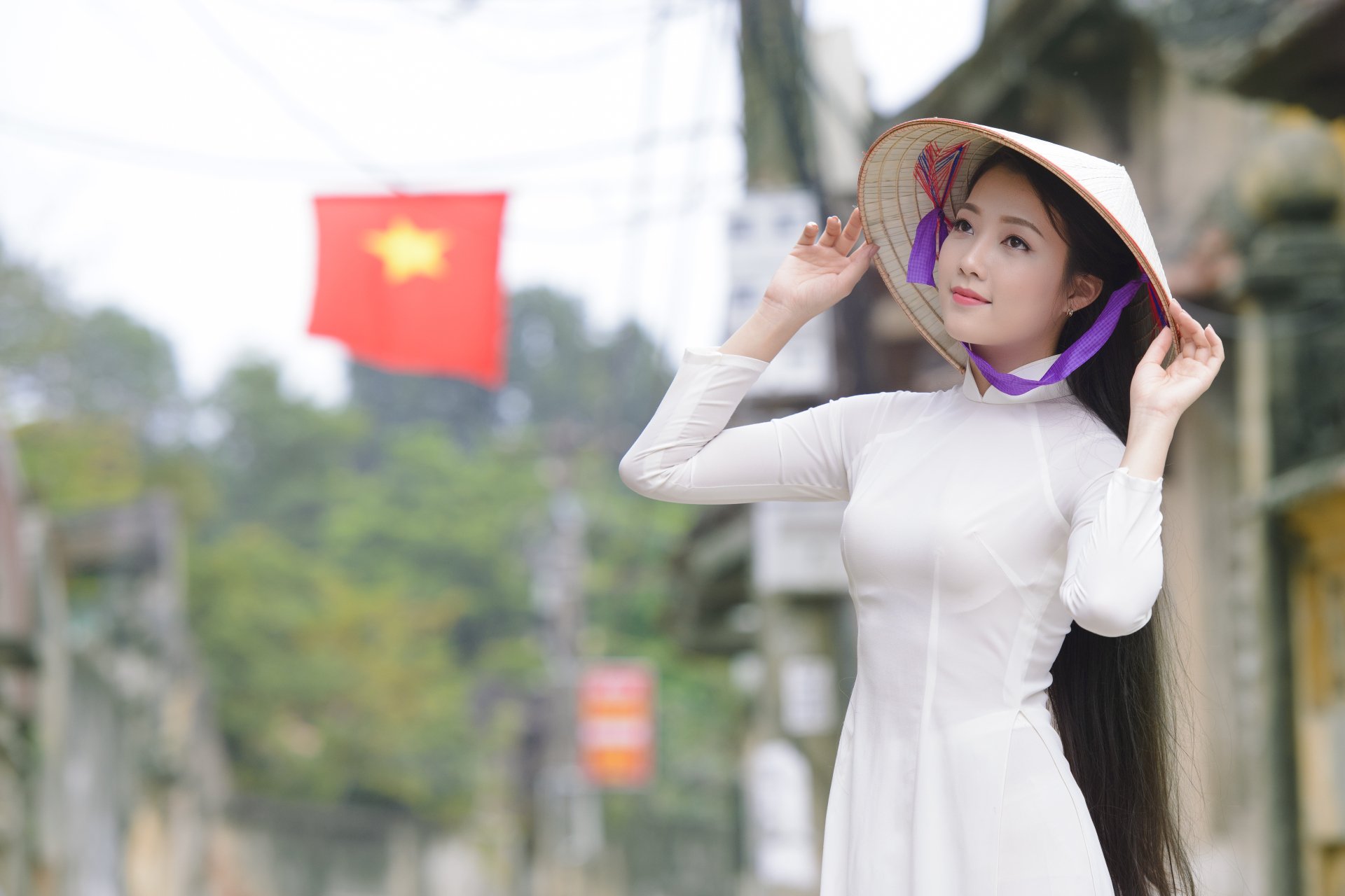 Elegant Vietnamese Beauty in Ao Dai & Conical Hat – 4K Ultra HD Wallpaper