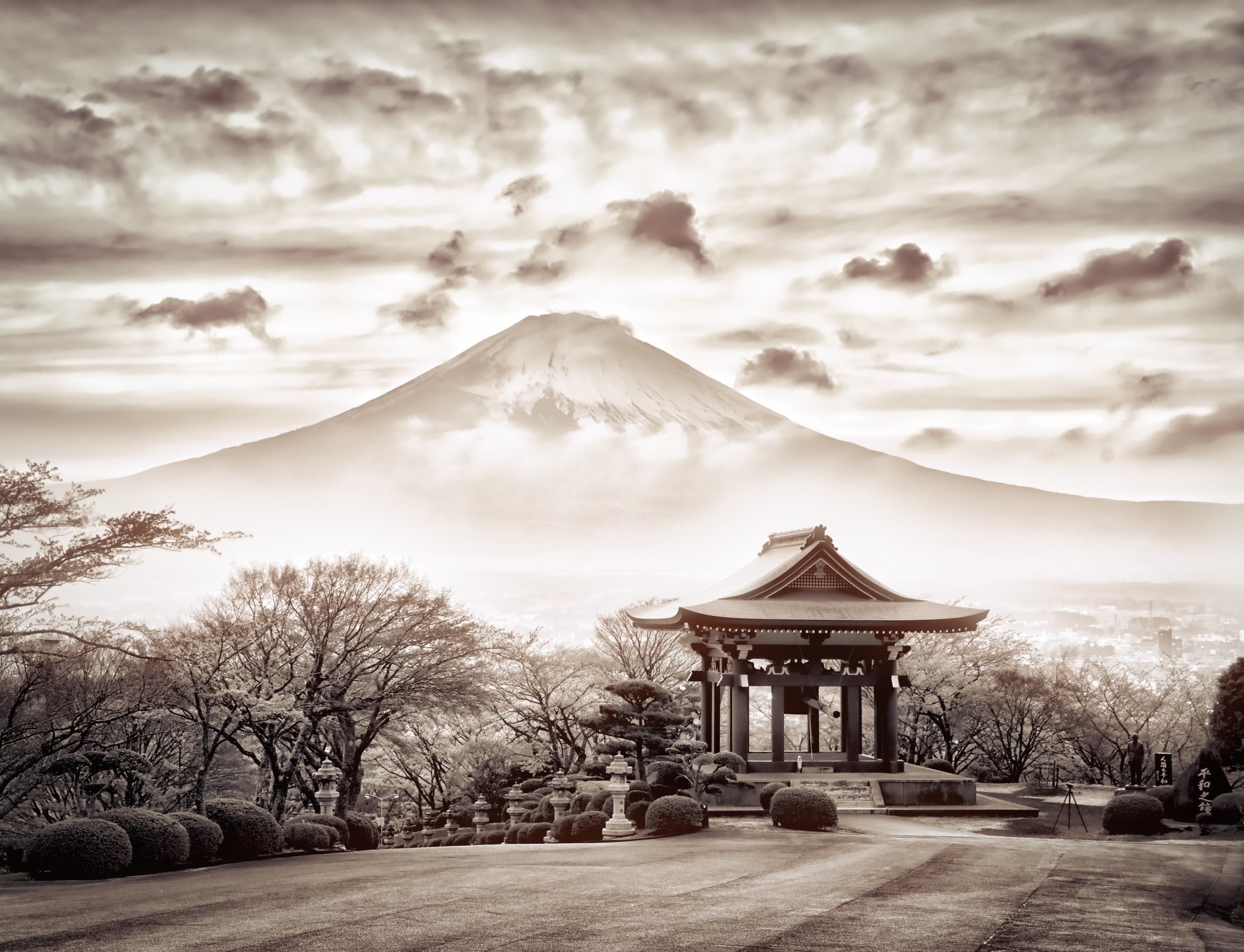 Serene Sepia: 4K Ultra HD View of Mount Fuji and Clouds