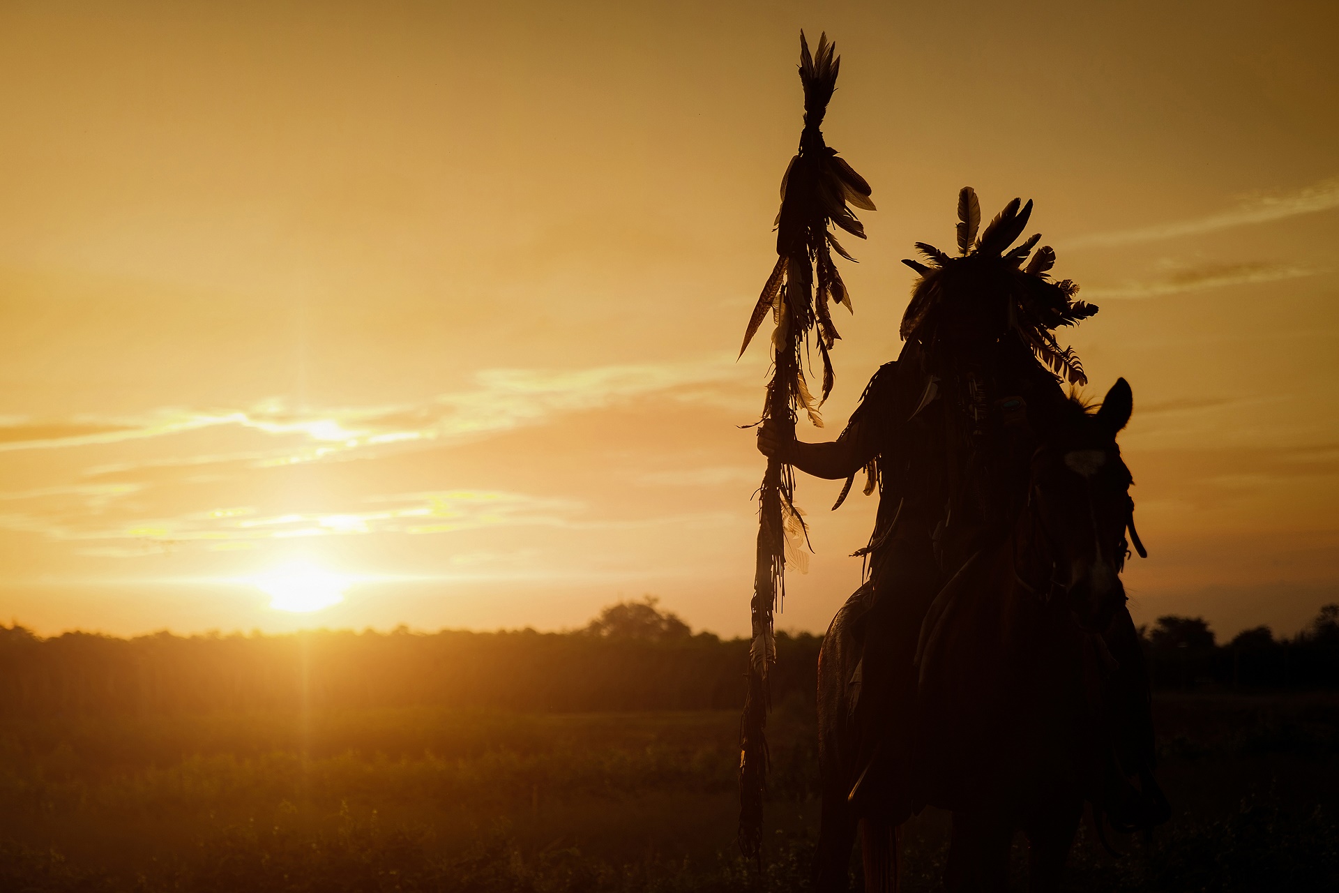 Native American Silhouette at Sunset – HD Horse Photography Wallpaper