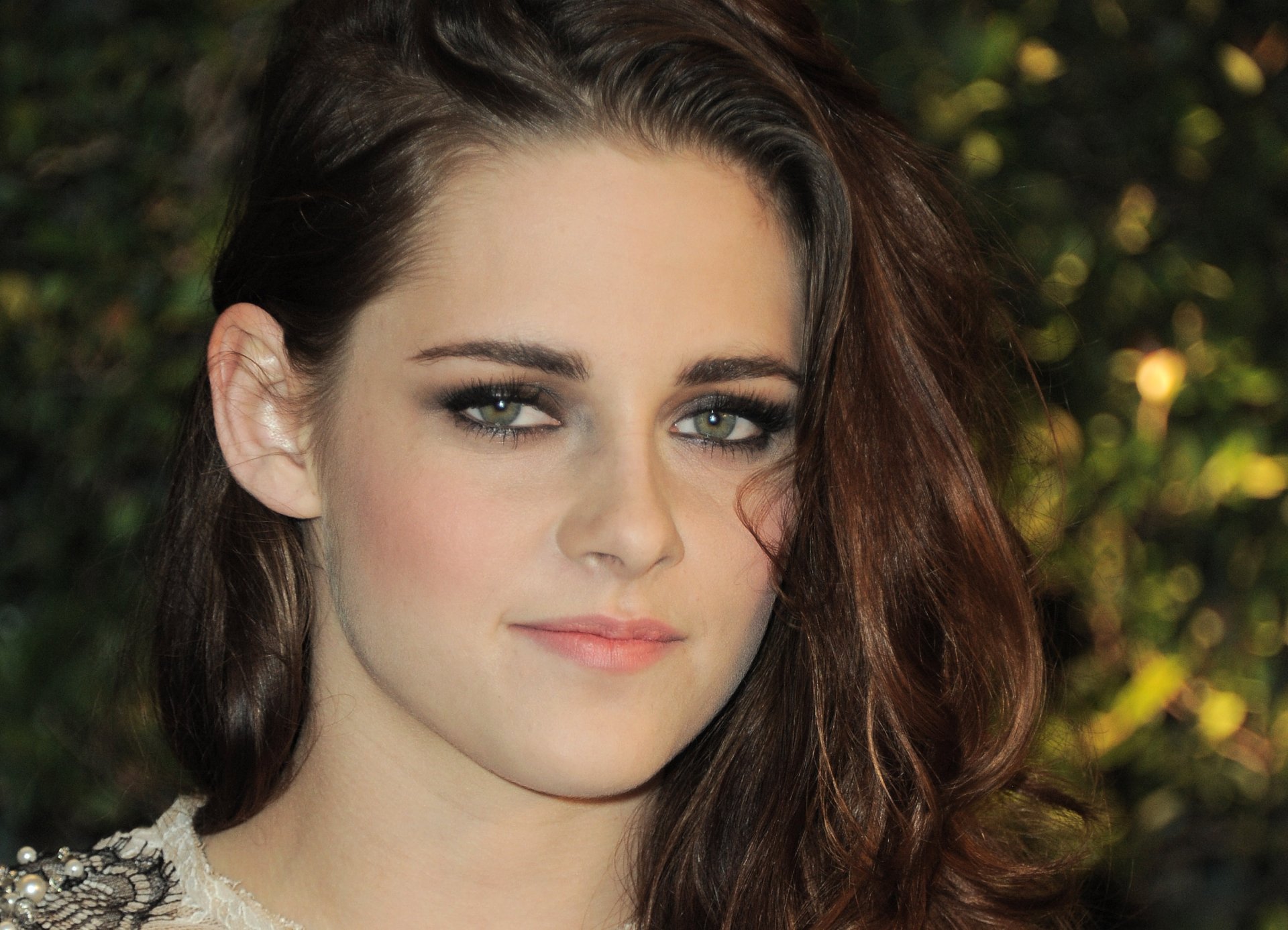 Stunning HD Wallpaper of Celebrity Kristen Stewart