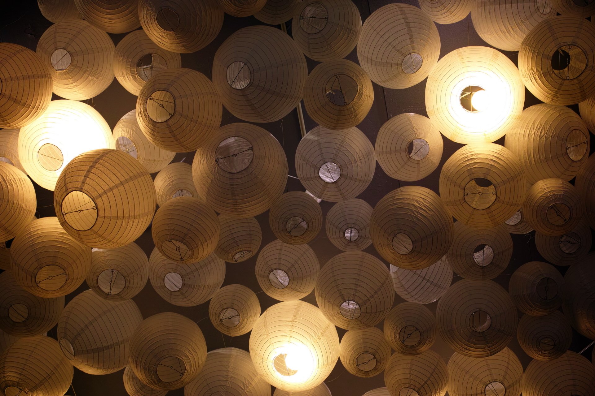 Glowing Lanterns HD: A Warm Man-Made Light Display | 2560x1707 ...