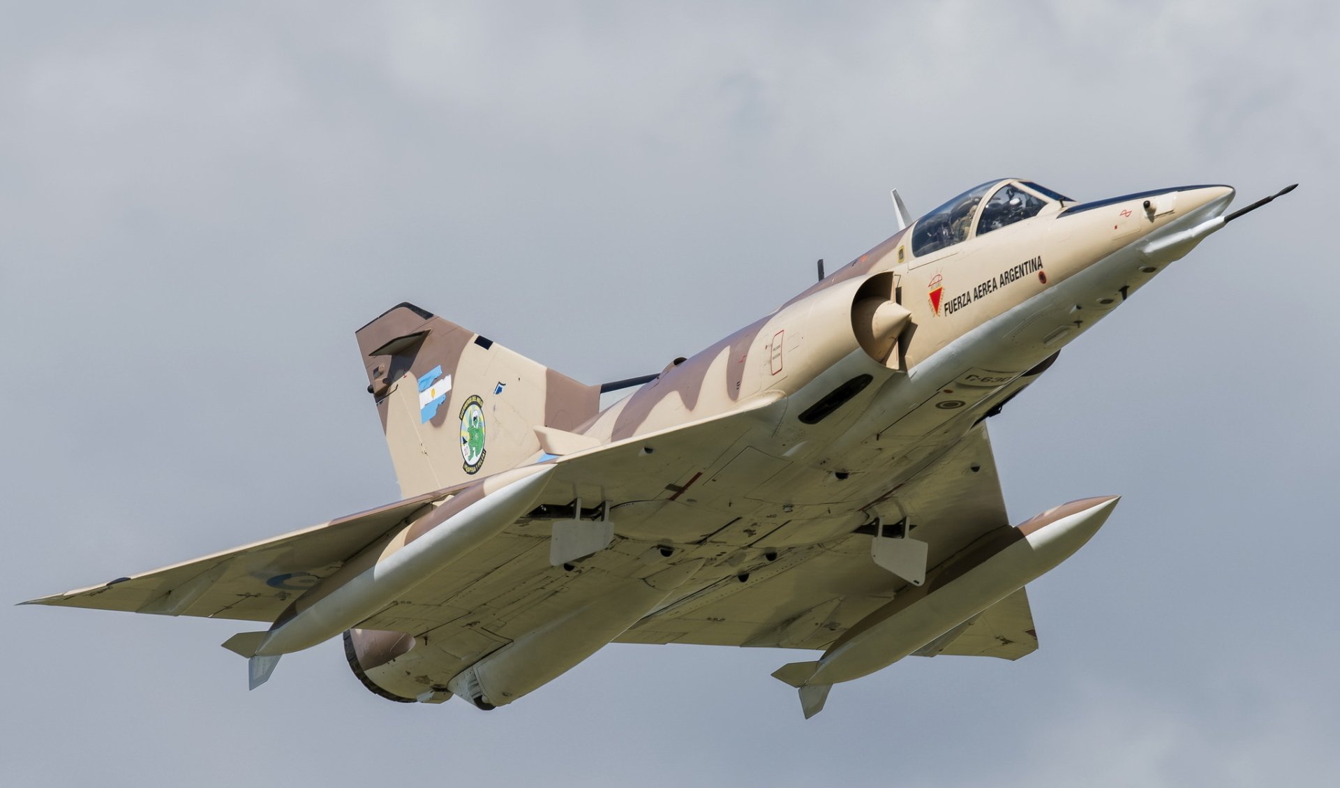 Dassault Mirage III: HD Wallpaper of a Military Warplane