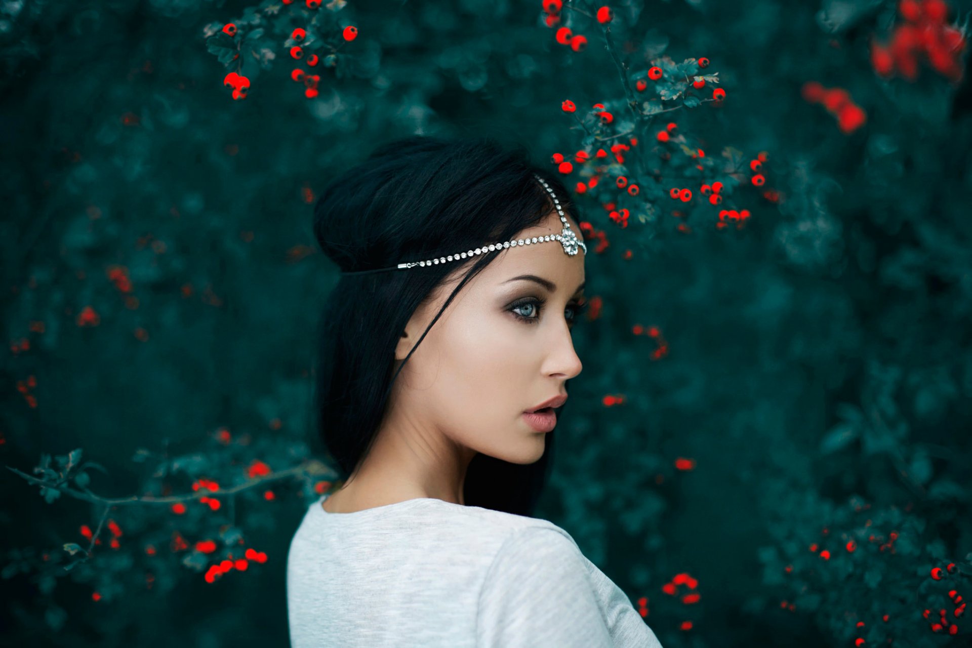 Download Blue Eyes Brunette Flower Woman Model HD Wallpaper | 2048x1365 ...