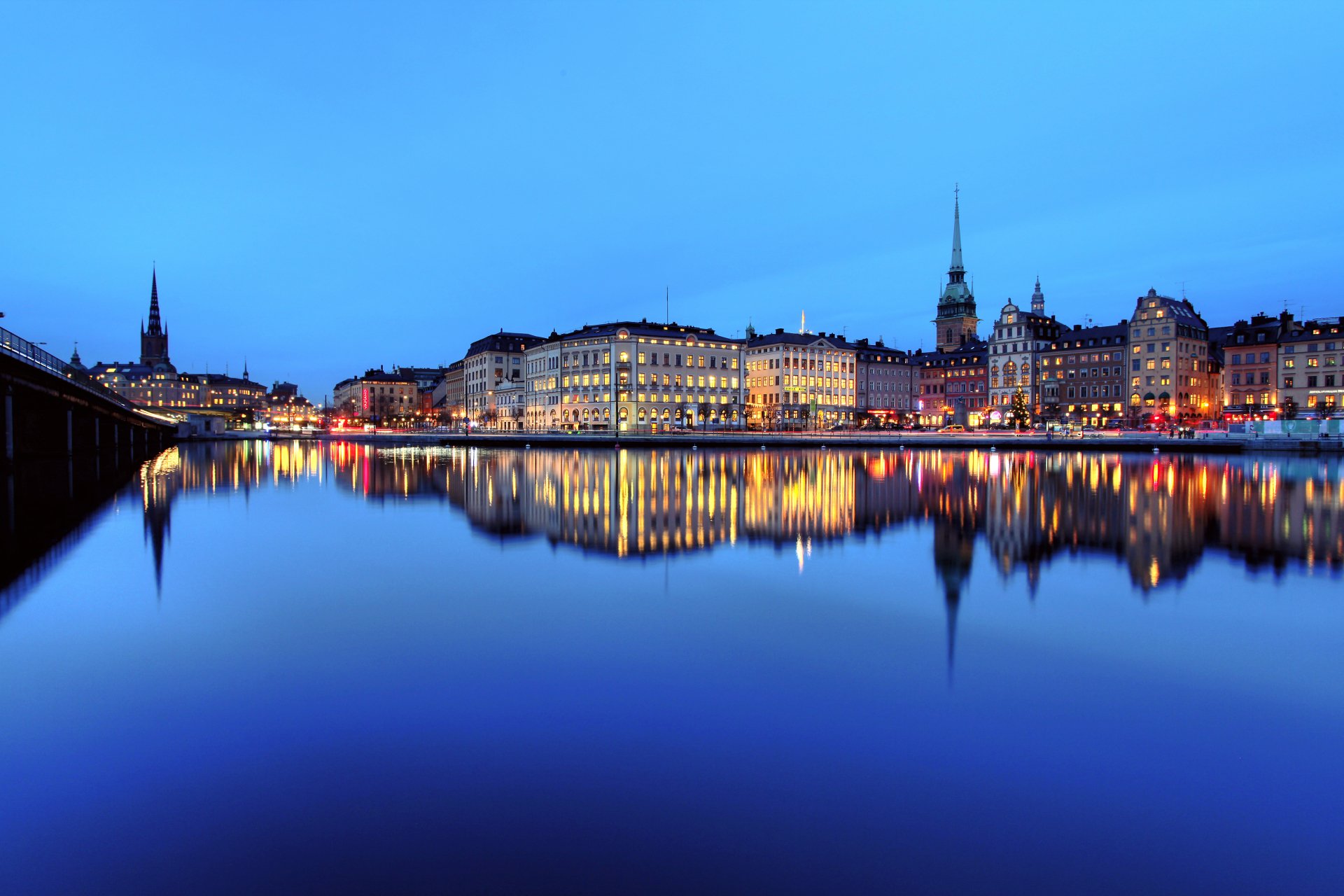 Stockholm Night Reflections: 4K Ultra HD Cityscape Over Calm Waters