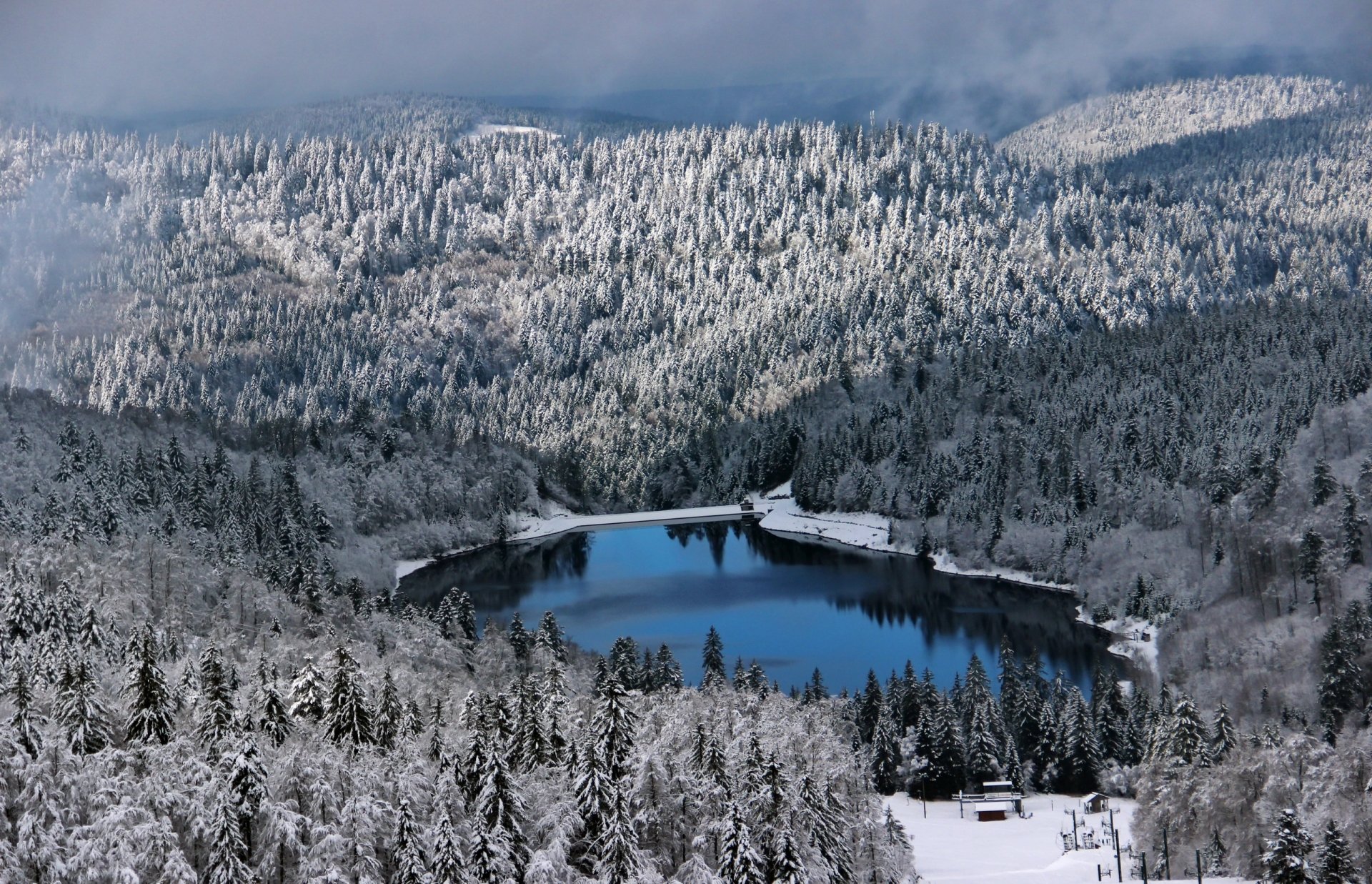 Winter’s Serene Forest Lake: HD Snow-Covered Landscape Wallpaper ...