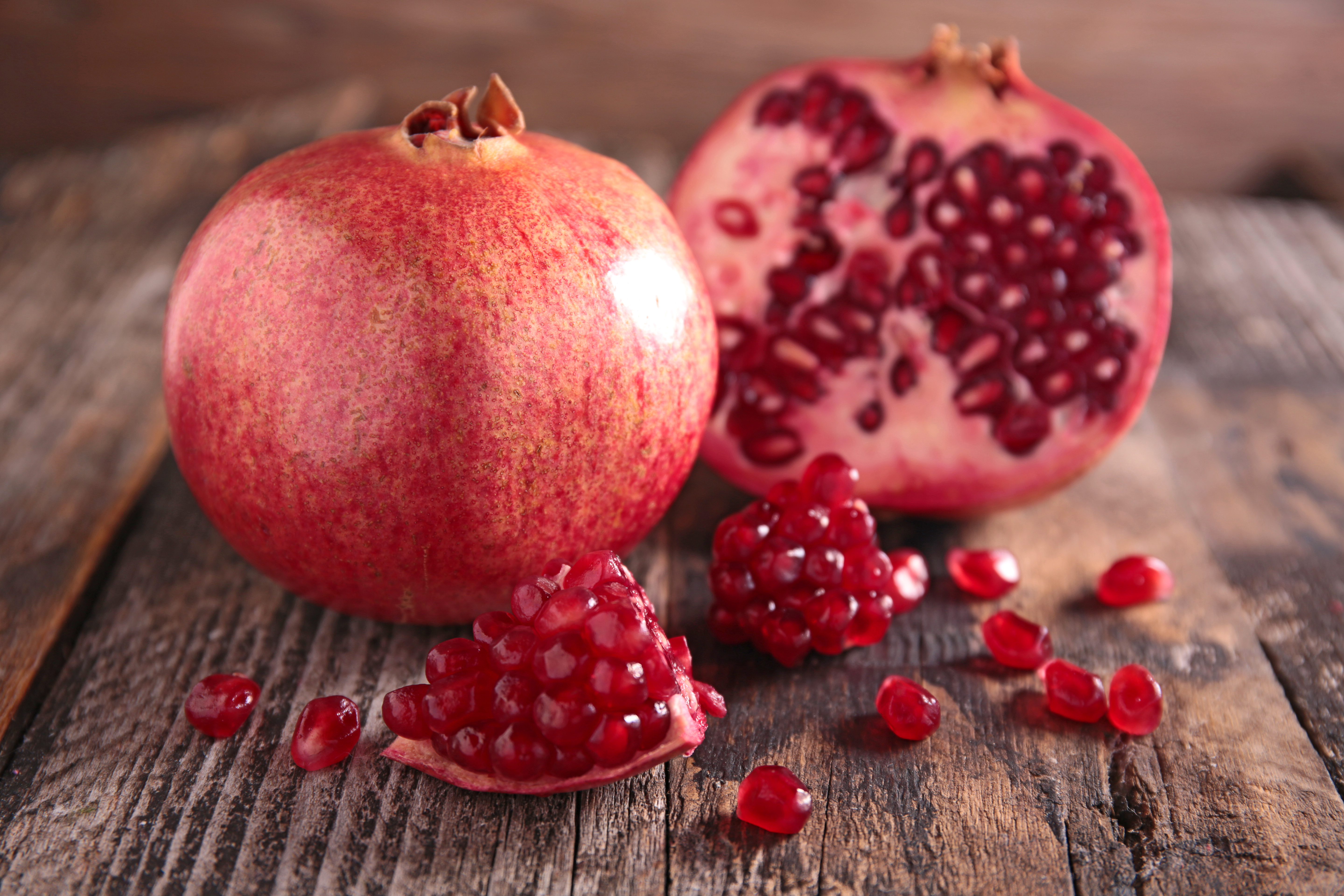 4K Ultra HD Pomegranate Delight: Vibrant Fresh Fruit Close-Up