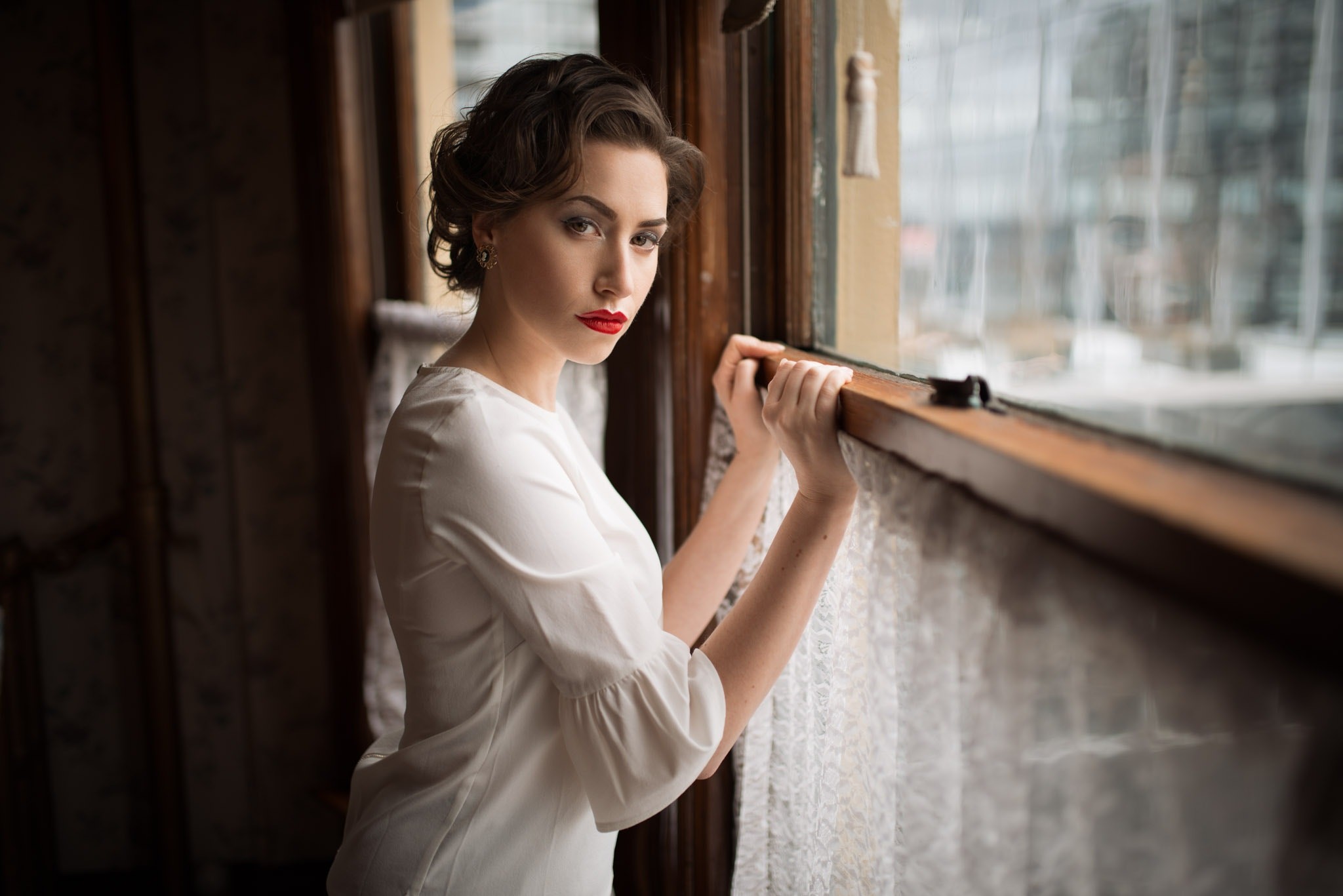 Download Brown Eyes Brunette Lipstick Short Hair Woman Model HD Wallpaper