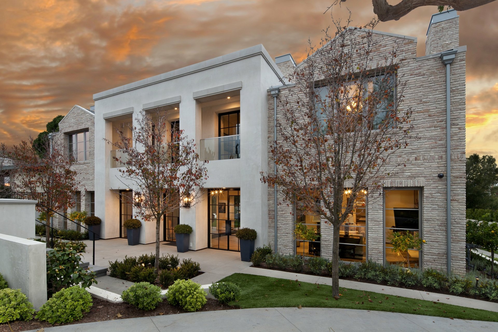 4K Ultra HD Modern Man-Made House Exterior at Dusk