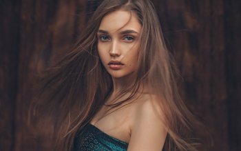 Download Blue Eyes Brunette Model Woman PFP