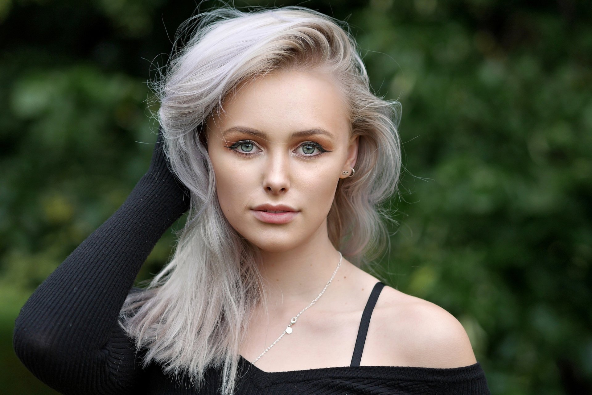 Enchanting White Hair Model - HD Wallpaper by Satchitian