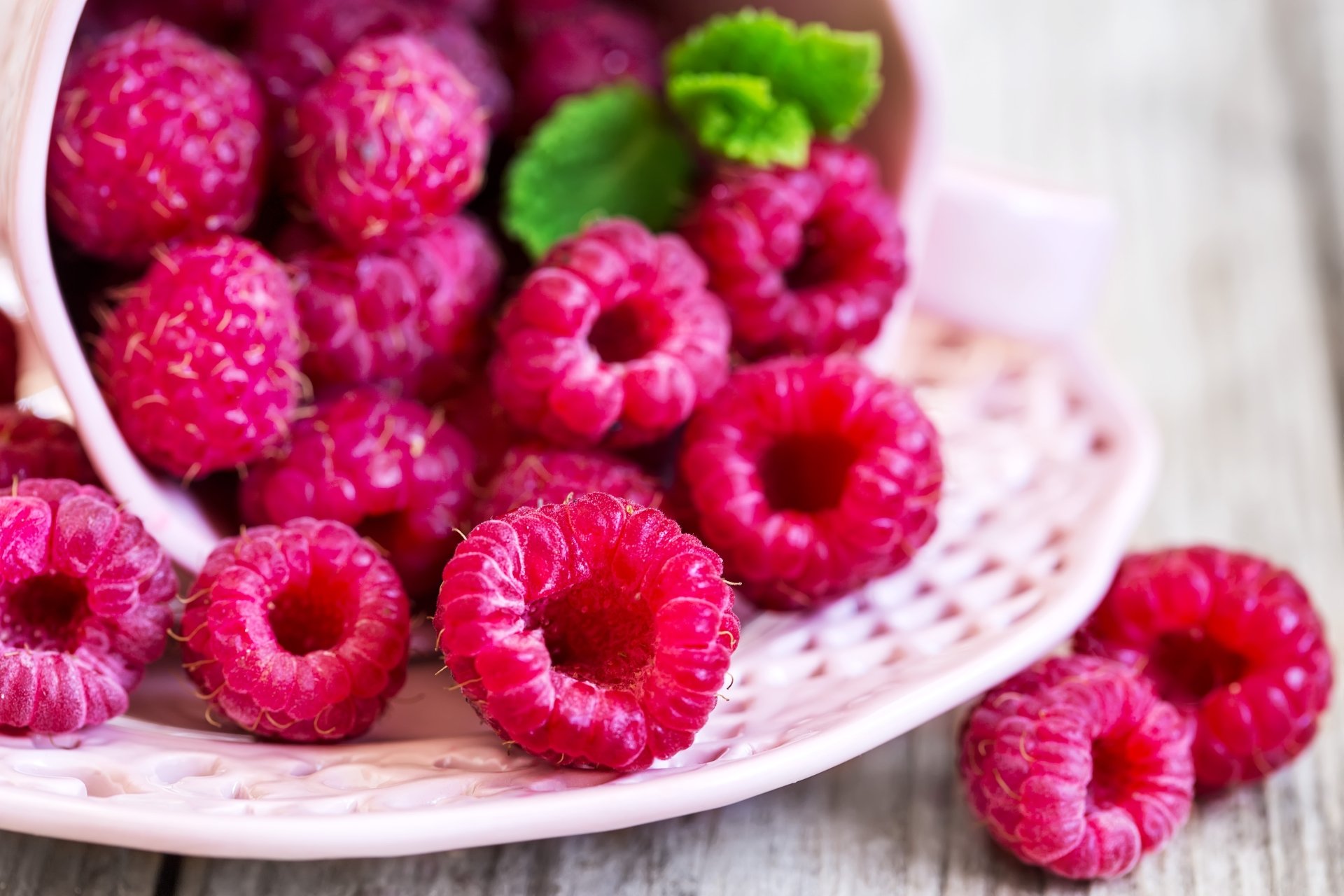 4K Ultra HD Raspberry Bliss – Fresh, Juicy Berry Delight