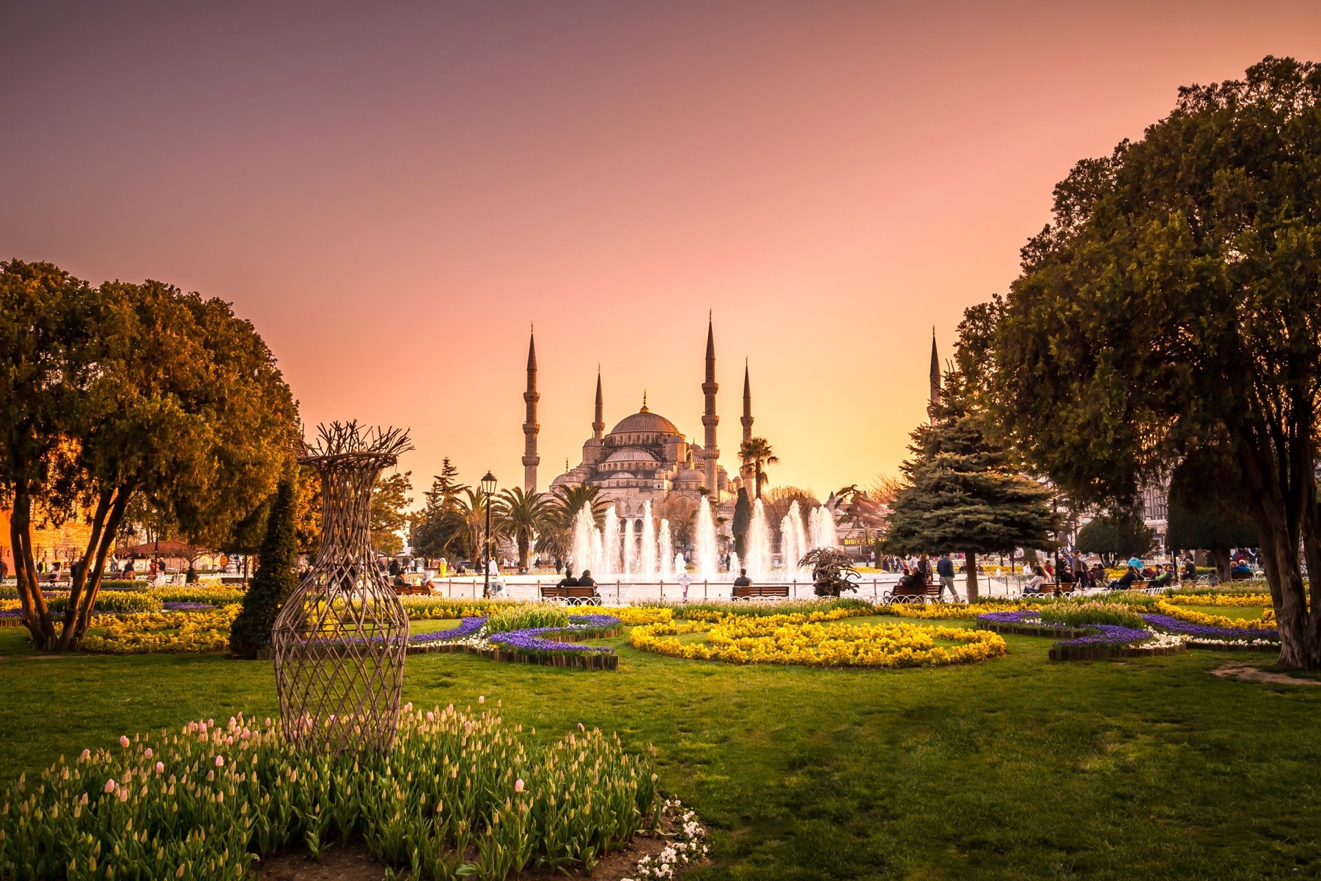 Sultan Ahmed Mosque at Sunset: Istanbul’s Blue Mosque and Fountain Park ...