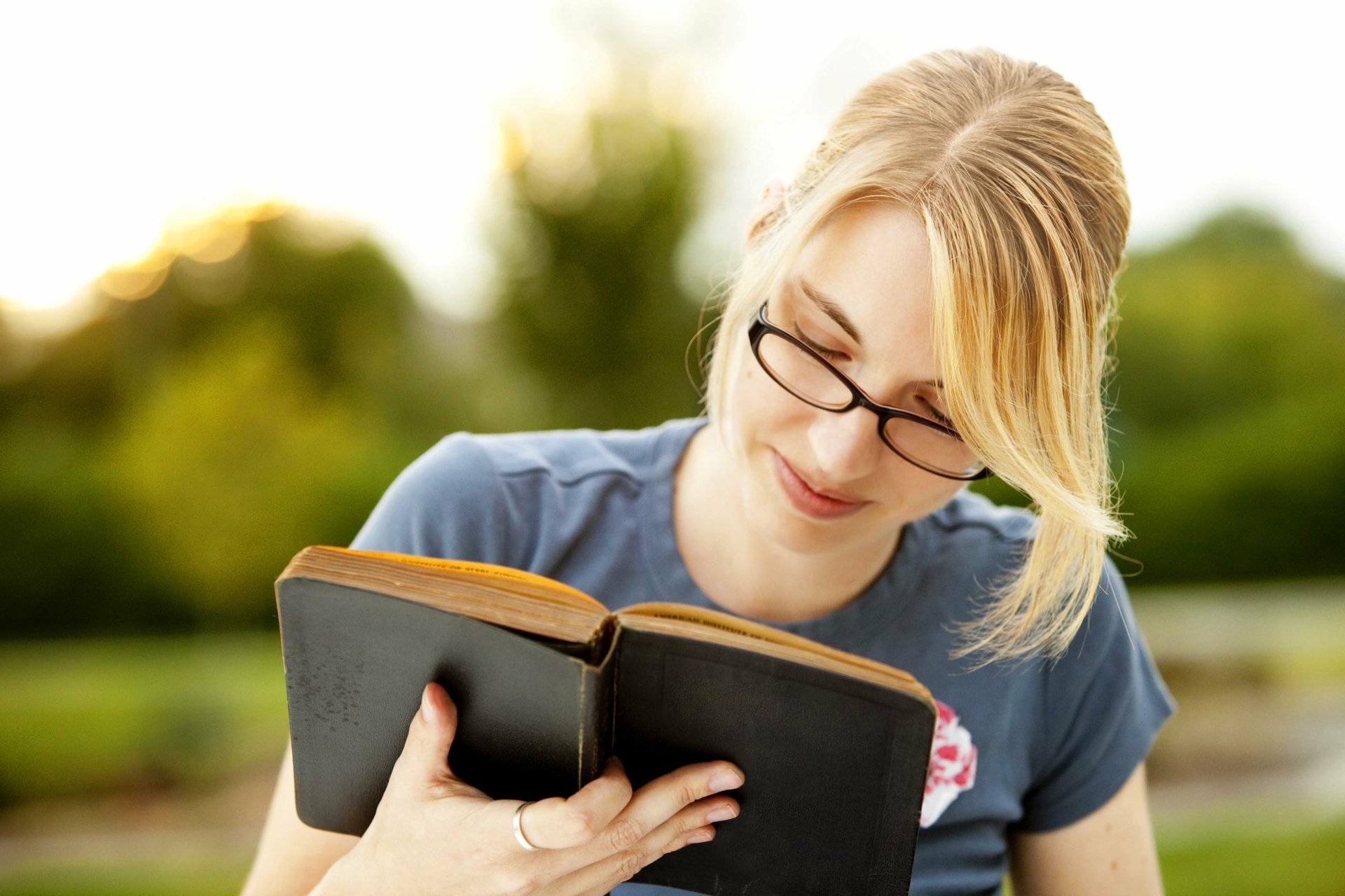 Serene Reading Time - HD Wallpaper | 4096x2731 | Wallpaper Abyss