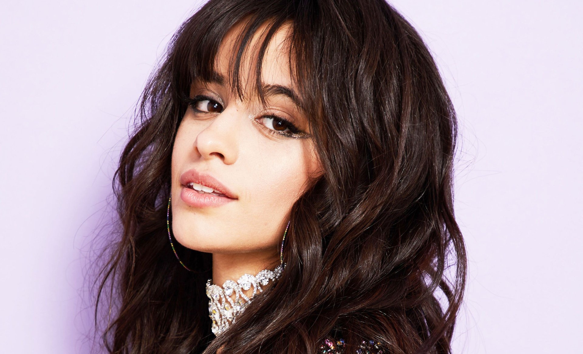 Brown-Eyed Brunette Singer — Close-Up 2K Quad HD Wallpaper | 3000x1820 ...