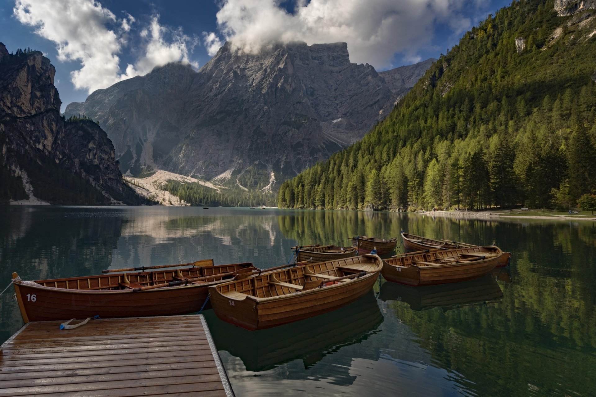 Serene Lake Escape: HD Photography of Tranquil Mountains and Boats