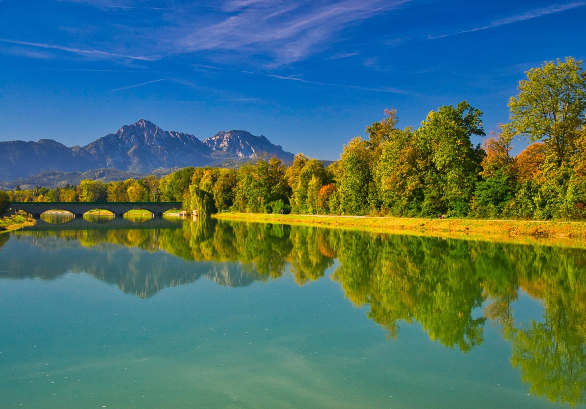 Serene Lake Reflections: Stunning HD Nature Photography Wallpaper