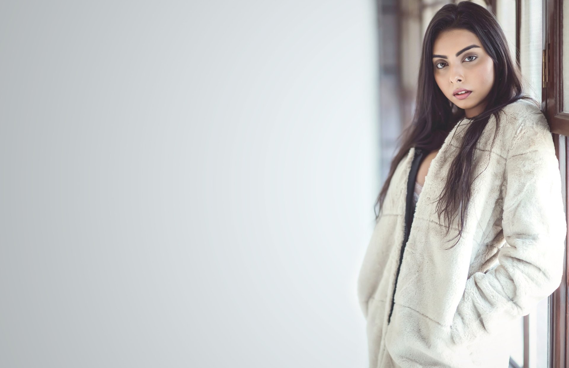 Download Brunette Woman Model 4k Ultra HD Wallpaper